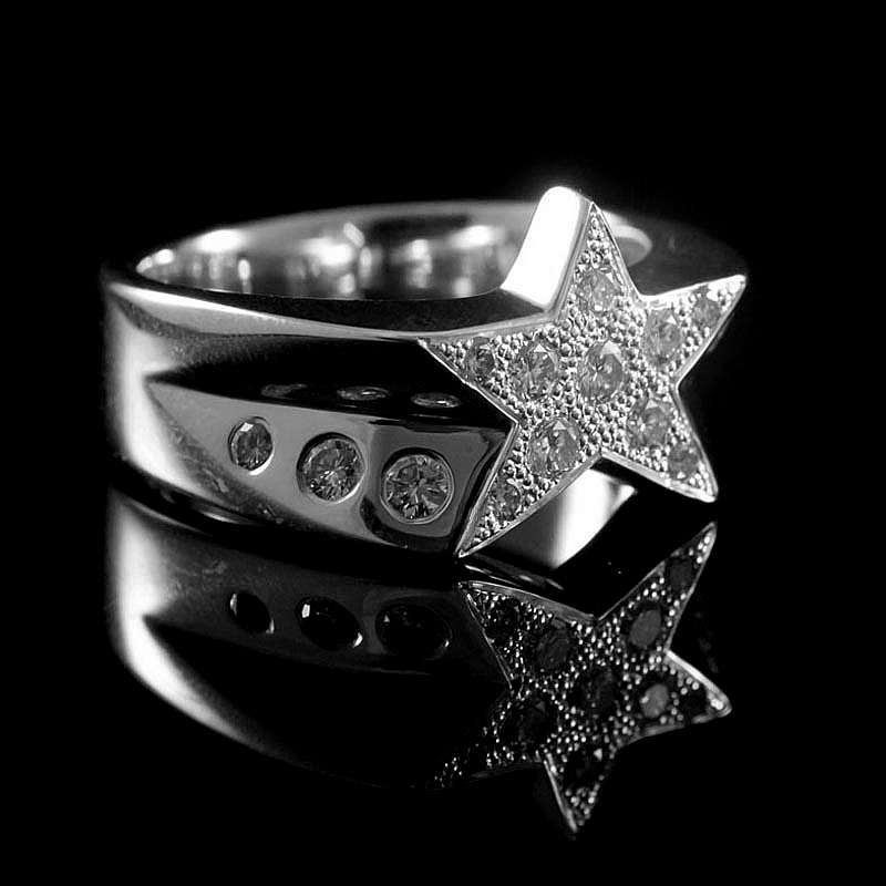 Ring mit Stern aus Silber und mit Brillianten besetzt