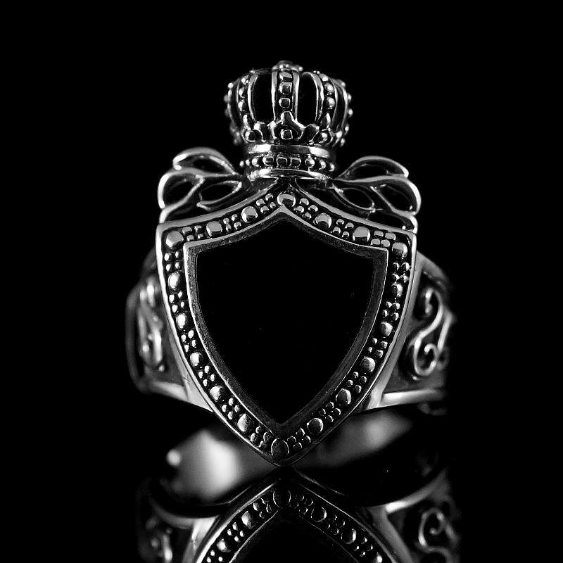 Ring aus Silber mit Krone und Wappen und Onyx